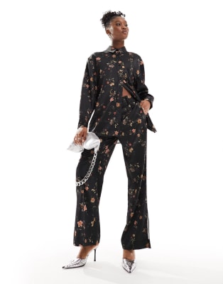 AllSaints - Louisa Tanana - Camicia e pantaloni in raso nero a fiori | ASOS