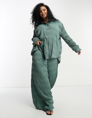 ASOS DESIGN Curve - Ensemble avec chemise oversize plissée et pantalon ample - Kaki | ASOS