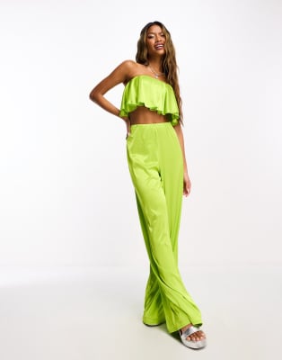 ASOS DESIGN - Ensemble en satin avec top bandeau et pantalon ample - Chartreuse | ASOS