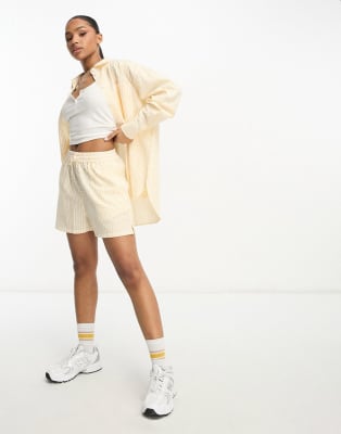 ASOS DESIGN – Set mit Shorts aus Seersucker in Gelb gestreift | ASOS