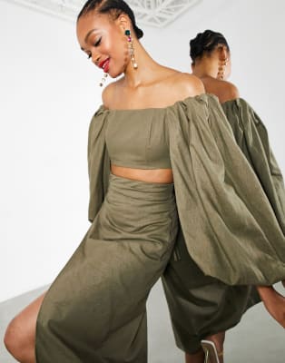 ASOS EDITION - Ensemble avec crop top à épaules dénudées et jupe longueur mollet fendue - Kaki ...