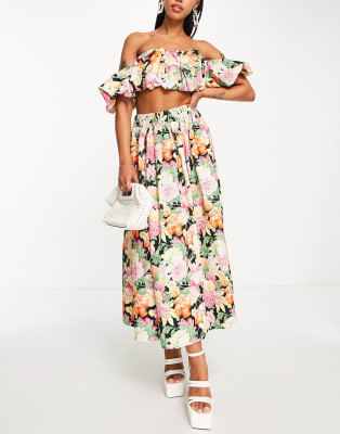 ASOS EDITION - Ensemble crop top à épaules dénudées et jupe mi-longue avec imprimé fleurs chintz ...