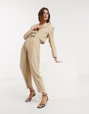 Bershka – Beiger Anzug mit Hose und kurz geschnittenem Blazer | ASOS