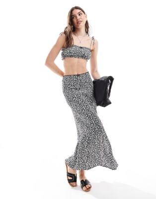 Bershka - Ensemble top à bretelles et jupe à petit nœud - Imprimé fleurs noir et blanc | ASOS