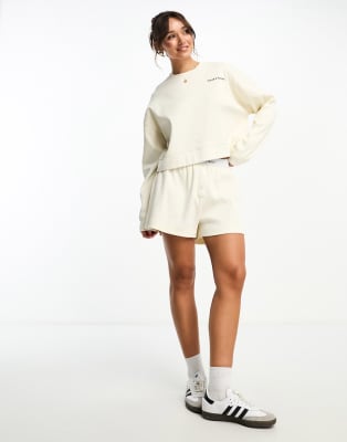 Conjunto color crema de sudadera y pantalones cortos de canalé ...