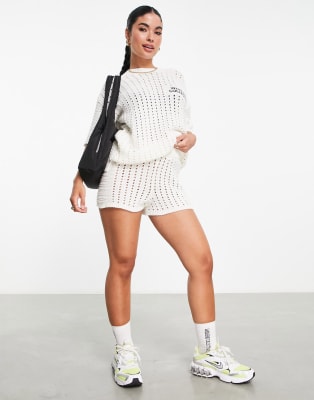 Conjunto color crema de top y pantalones cortos con logo de croché de ...