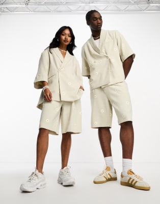 Conjunto color crema unisex de pantalones cortos y americana con mangas ...