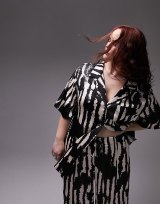 Conjunto con estampado monocromático de satén de Topshop Curve | ASOS