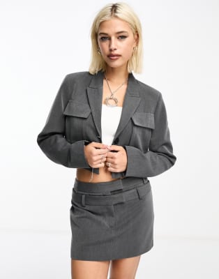 Conjunto gris de minifalda y americana de corte cuadrado extragrande de ...