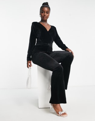 Conjunto negro de body y pantalones de terciopelo de In The Style | ASOS