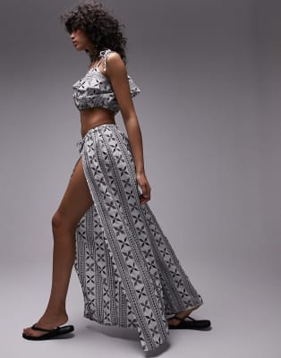 Conjunto playero monocromático bordado de Topshop | ASOS