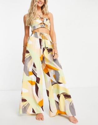 Conjunto playero naranja de top corto y pantalones con estampado ...