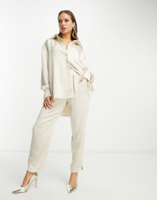 In The Style – Beige set i satin med oversize skjorta och byxor | ASOS