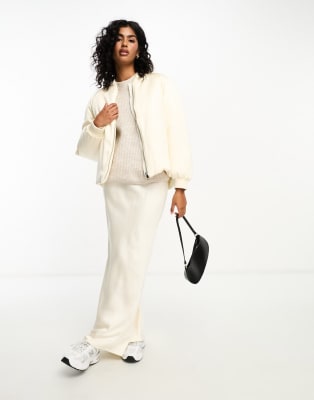 Mango – Capsule – Vitt set i satin med bomberjacka och maxikjol | ASOS