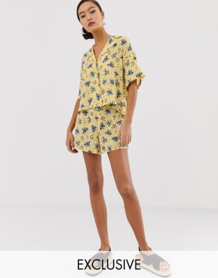 Monki – Exklusive Kombi aus Bluse mit Blumenprint und Shorts | ASOS