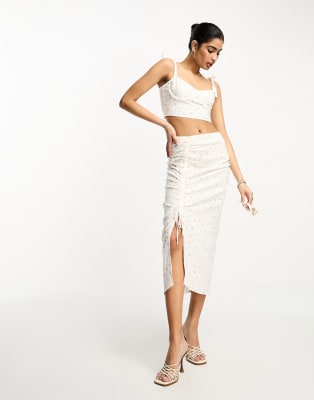 NA-KD - Ensemble avec jupe fendue mi-longue à fronces et crop top | ASOS