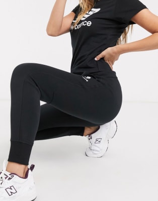 New Balance – Trainingsanzug mit Logo in Schwarz | ASOS