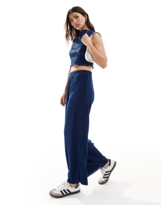 ONLY – Plissee-Set aus kurzem Oberteil und Hose in Marineblau | ASOS