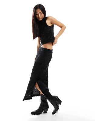 Pieces - Ensemble en maille duveteuse avec jupe mi-longue et top col montant - Noir | ASOS