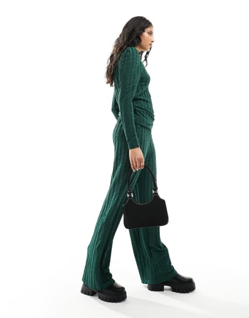 Pieces Set Aus Hochgeschlossenem Oberteil Und Weit Geschnittener Hose