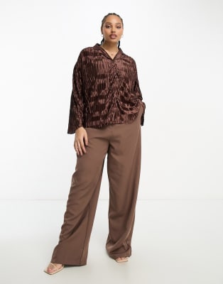 Urban Threads Curve - Coordinato plissé in raso marrone cioccolato | ASOS