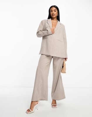 Vero Moda - Aware - Ensemble à fines rayures avec blazer oversize et pantalon ample - Taupe | ASOS