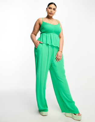 Vero Moda Curve - Ensemble avec caraco froncé et pantalon ample - Vert vif | ASOS
