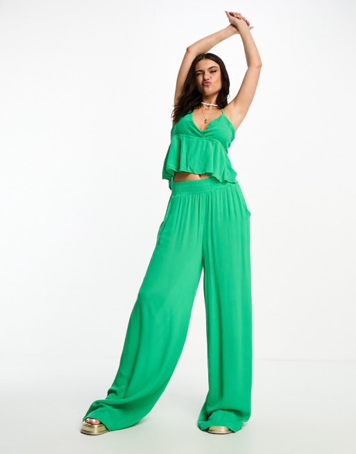 Vero Moda - Ensemble avec caraco froncé et pantalon ample - Vert vif | ASOS