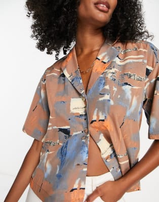 Vero Moda - Ensemble avec chemise et pantalon large à imprimé abstrait - Marron | ASOS