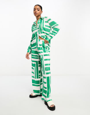 Vero Moda - Ensemble avec chemise plissée et pantalon ample à imprimé - Vert/blanc | ASOS