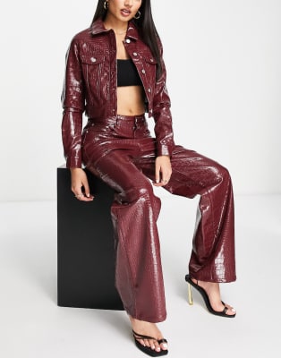 Vero Moda - Ensemble en imitation cuir croco avec veste courte et pantalon ample - Rouge port | ASOS