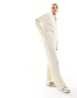 Vero Moda - Ensemble en jersey texturé avec chemise et pantalon - Crème | ASOS