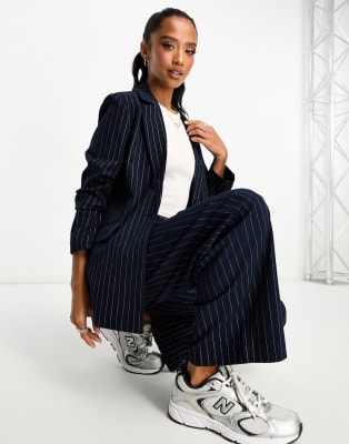 Vero Moda Petite - Ensemble avec gilet de costume court ajusté et pantalon ample - Bleu marine ...