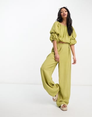 Vila - Ensemble avec pantalon plissé à la taille et blouse - Vert citron | ASOS