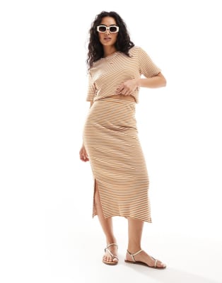 Vila - Ensemble jupe mi-longue et t-shirt en tissu rayé côtelé - Rouille | ASOS