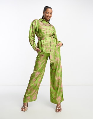 Y.A.S Petite - Ensemble en jacquard fleuri avec chemise ceinturée et pantalon - Vert et rose | ASOS