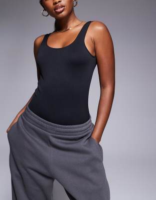4505 - Intimate - Body de sport sans couture à dos échancré - Noir | ASOS