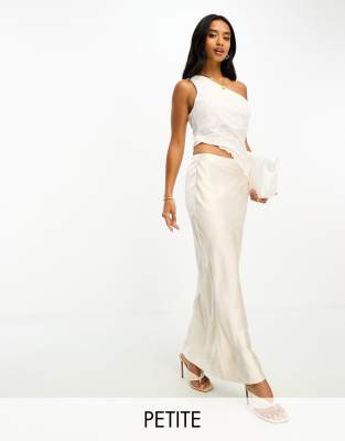 4th & Reckless Petite - Satijnen maxi rok in crème | ASOS