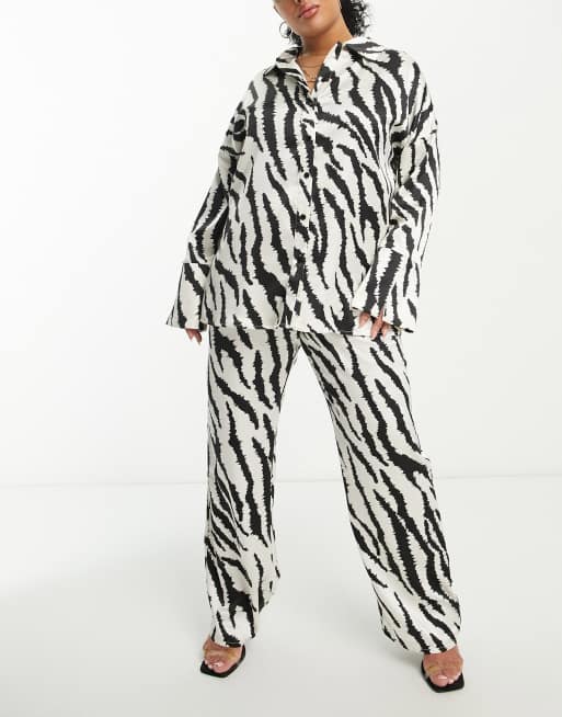 4th & Reckless Plus - Exclusivité - Pantalon d'ensemble ample en satin à zébrures | ASOS