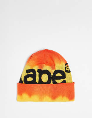 Aape By A Bathing Ape - Bonnet tie-dye à grand logo - Orange | ASOS