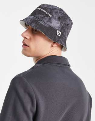 AAPE - Vendbar bøllehat med logo i cremehvid/sort camouflage | ASOS