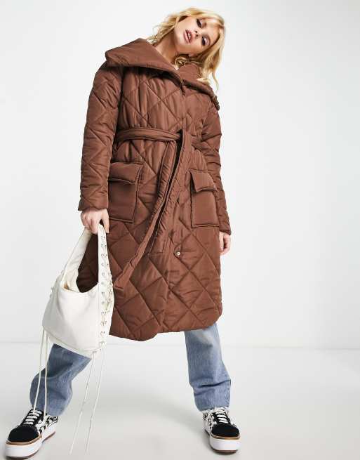 Abrigo Largo Marrón Chocolate Acolchado Con Cuello Estilo Esmoquin Y