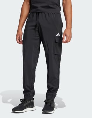 adidas Essentials - Pantaloni cargo neri e bianchi con logo piccolo | ASOS