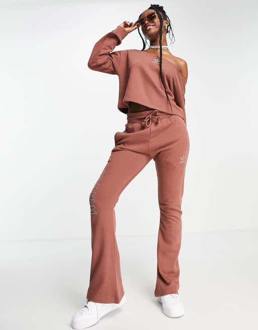 adidas Originals – 2000s Luxe – Trainingshose aus Velours in Braun mit ...