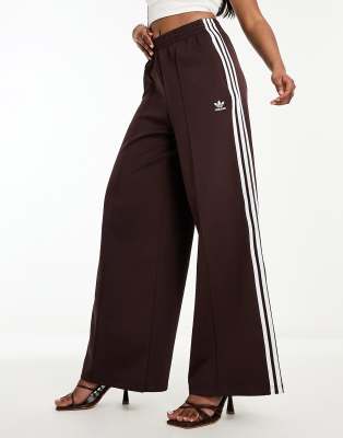 adidas Originals – Bruna byxor med tre ränder och vida ben | ASOS