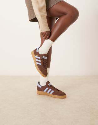 adidas Originals – Handball Spezial – Bruna och blå sneakers med ...