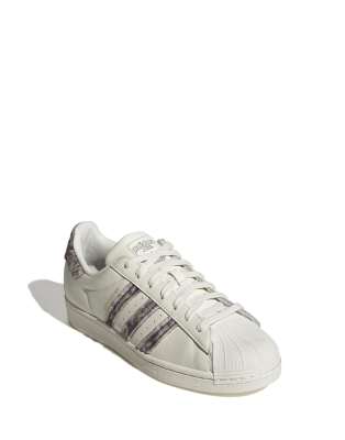 adidas Originals – Superstar – Sneaker in gebrochenem Weiß und Braun | ASOS