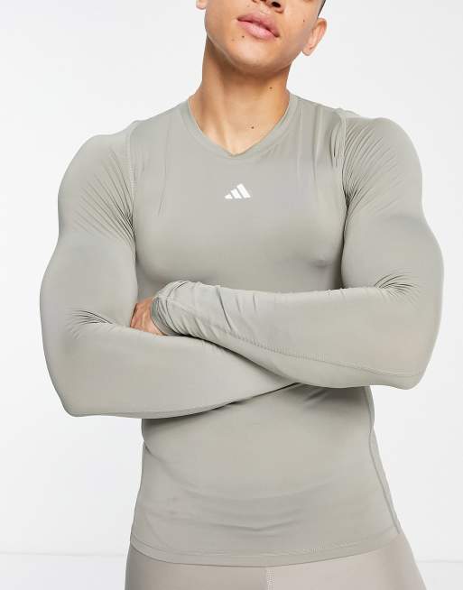 adidas - Training Techfit - Top a maniche lunghe grigio | ASOS