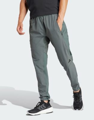 adidas - Training - Workout - Joggingbroek in grijs | ASOS