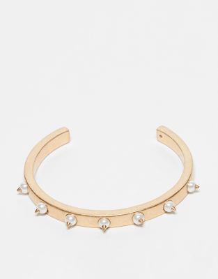 AllSaints – Armreif aus Messing in einem warmem Farbton mit Kunstperlen ...